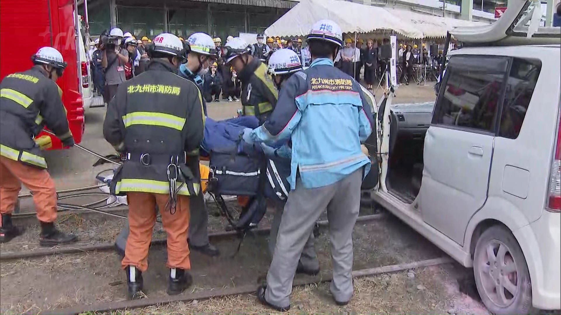 列車が車と衝突して“脱線”クレーンで吊り上げ復旧させる訓練をJR九州が実施 - RKB毎日放送